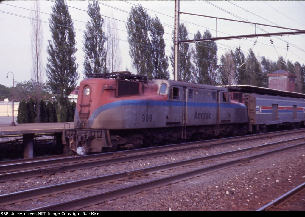 Amtrak GG1 909 westbound